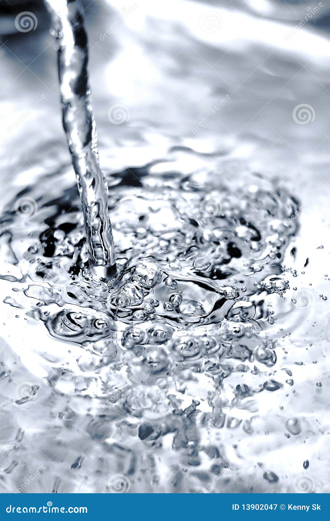 Flusso dell'acqua immagine stock. Immagine di cucina - 13902047