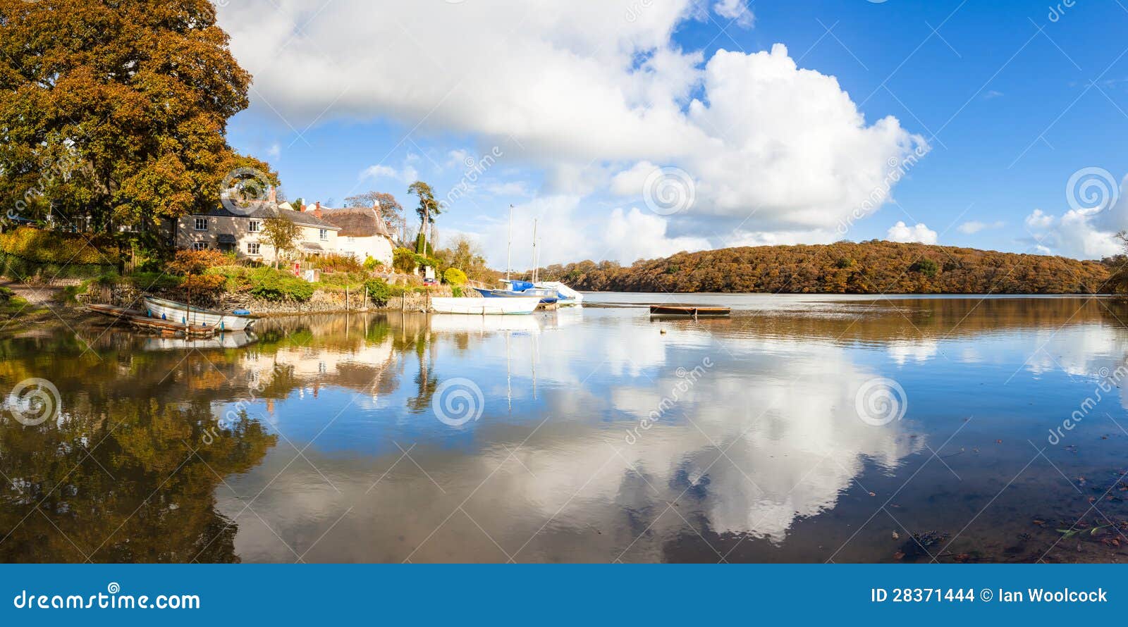 Flussufer am Herbst stockfoto. Bild von boote, himmel - 28371444