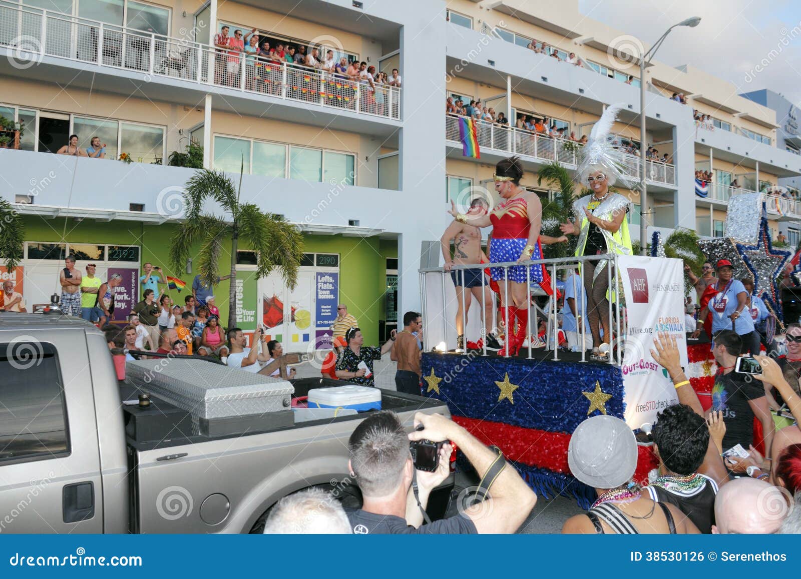 Flutuador De AHF E Muitos Povos Foto Editorial - Imagem de frente ...