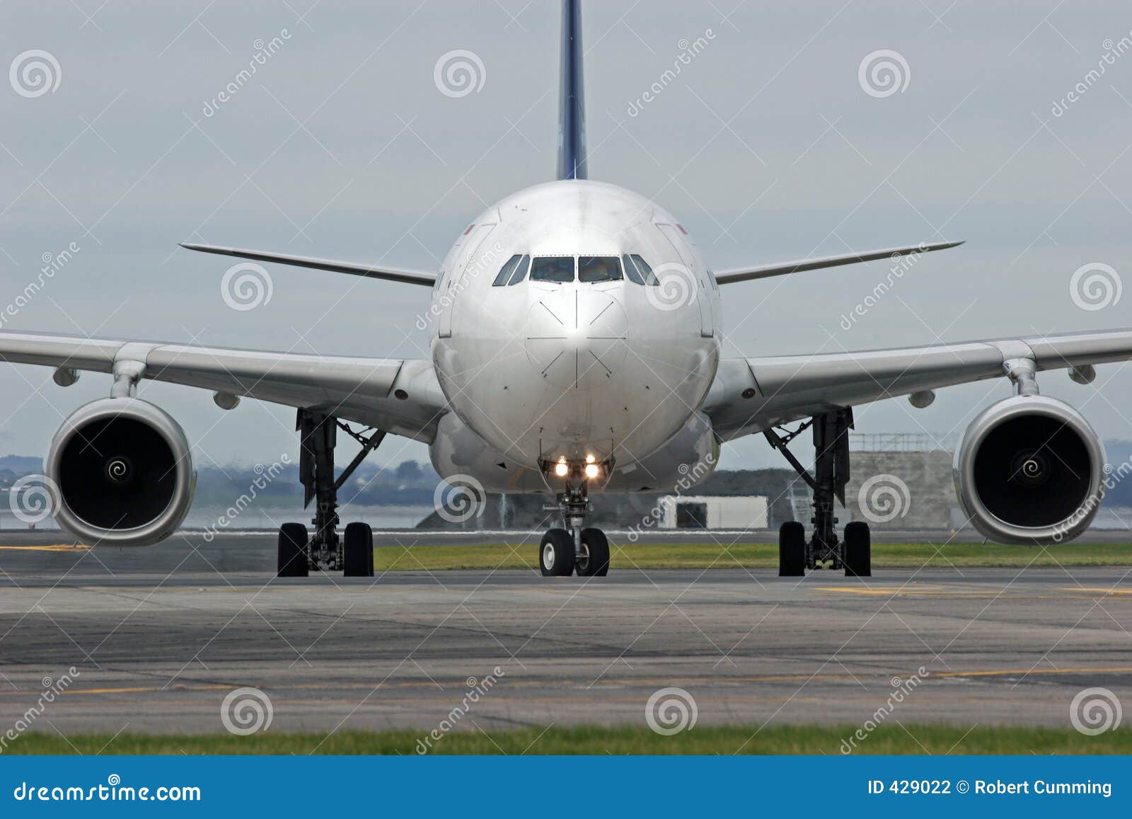 Flygbuss a330 arkivfoto. Bild av flyg, svan, cockpit, flygfält - 429022