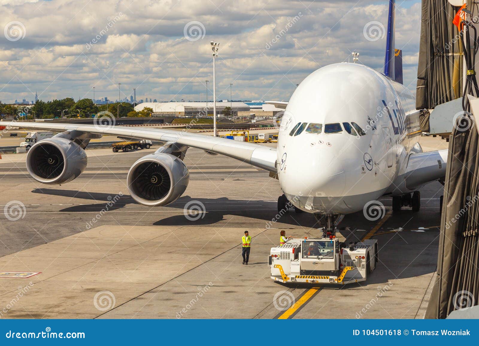 Flygbuss A380 i Frankfurt redaktionell arkivfoto. Bild av tysk - 104501618