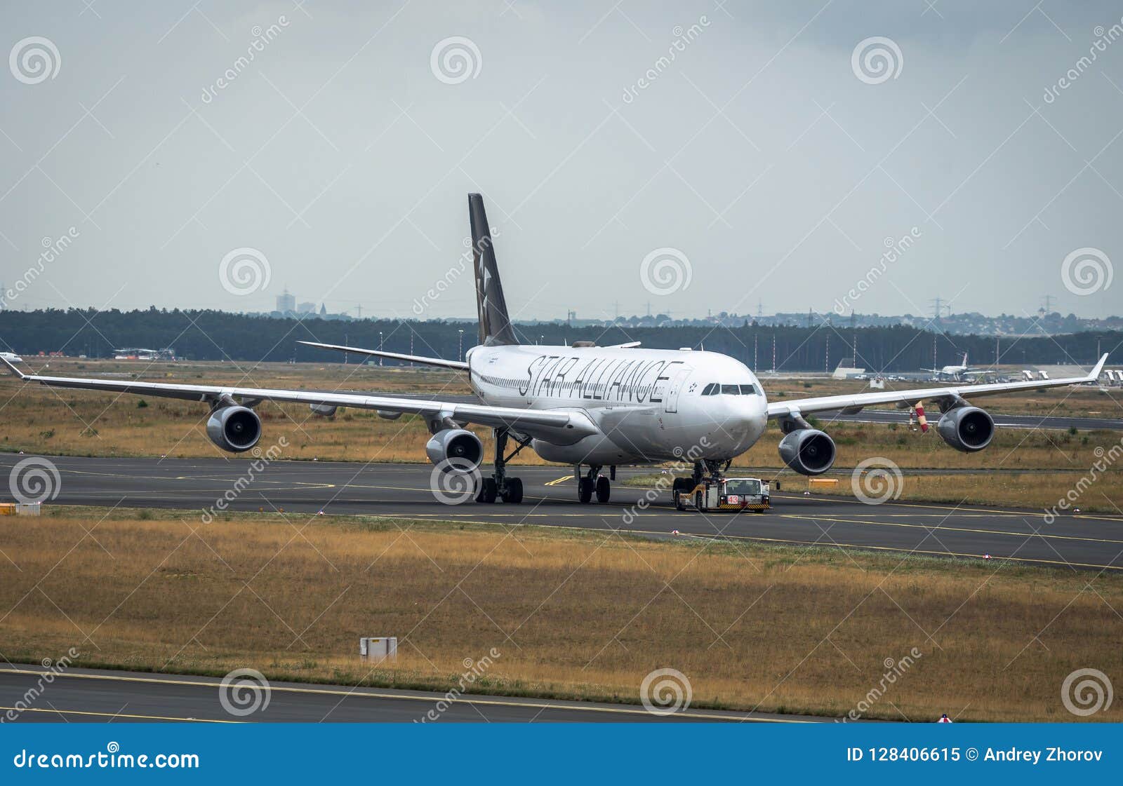 Flygbuss A340 som bogserar redaktionell foto. Bild av flygkropp - 128406615