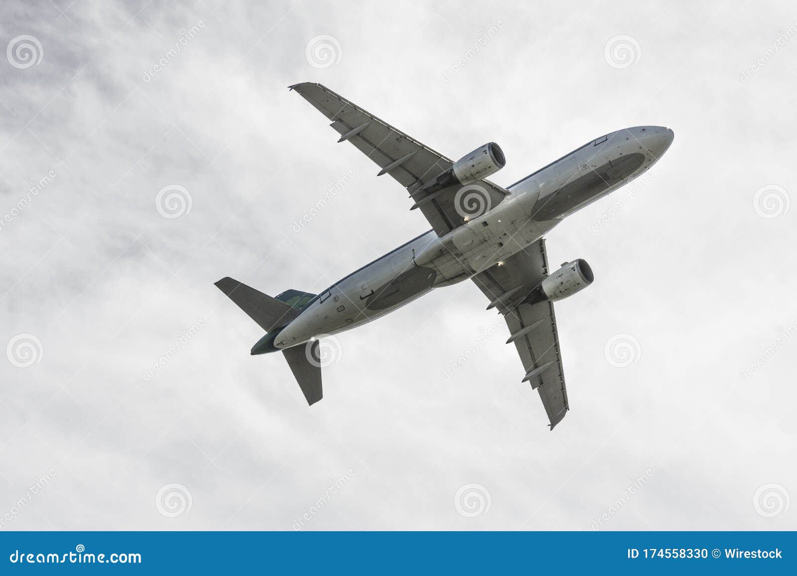 Flygjetplan Och Vitt Molnigt Skum Arkivfoto - Bild av himmel, flyg ...