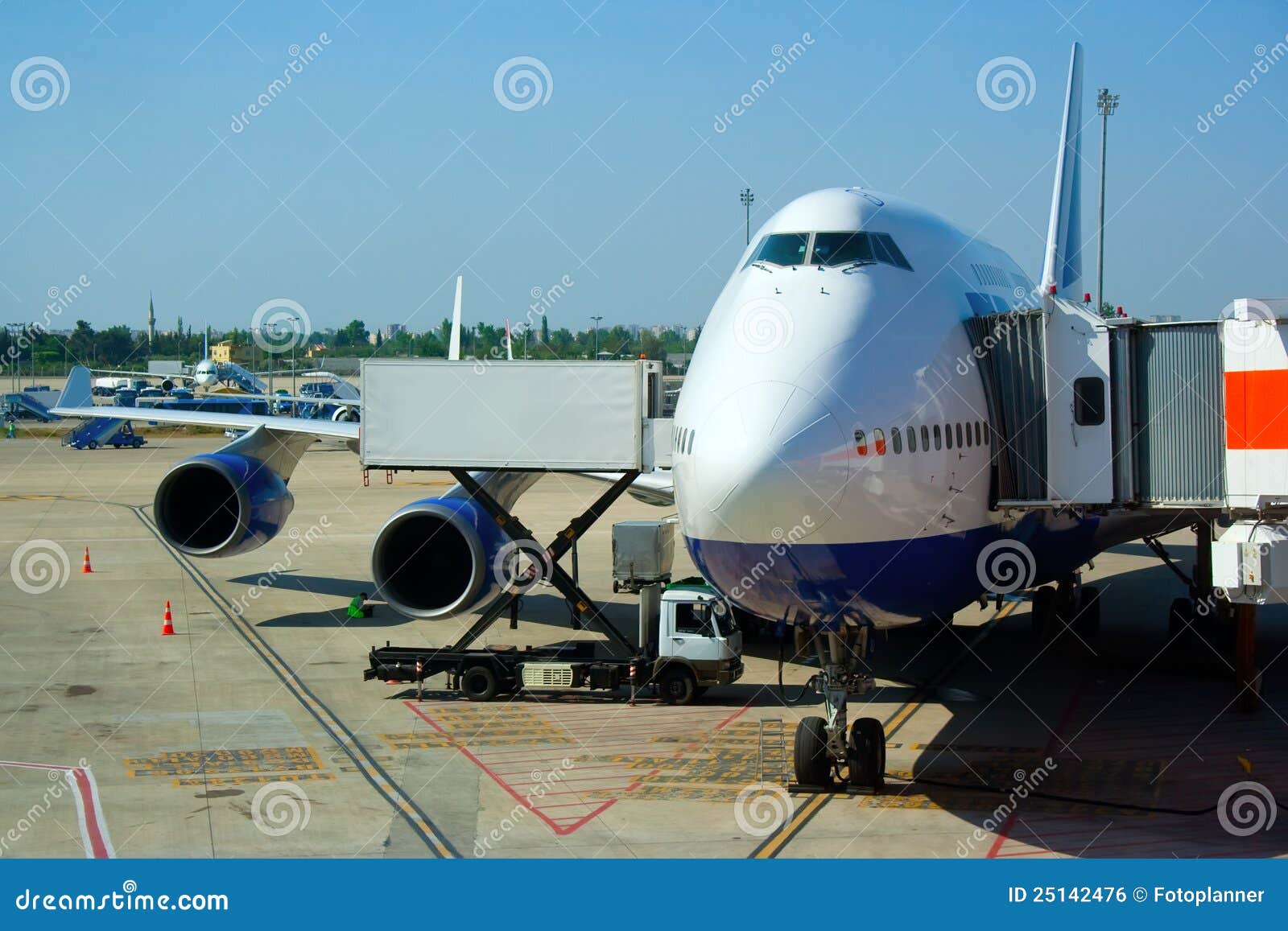 Flygplan arkivfoto. Bild av päfyllning, modernt, flyg - 25142476