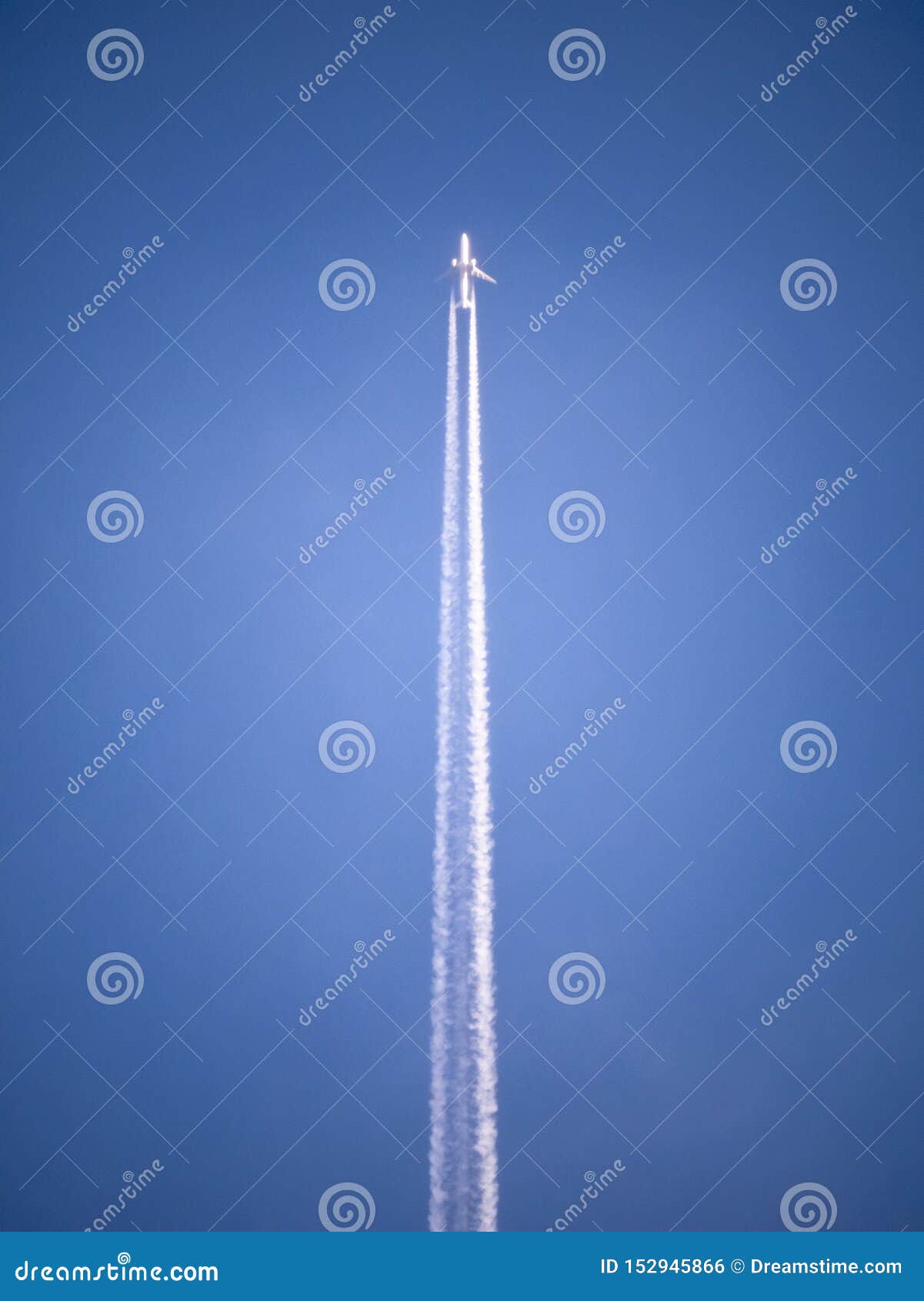 Flygplan i luften arkivfoto. Bild av flyg, luft, linje - 152945866