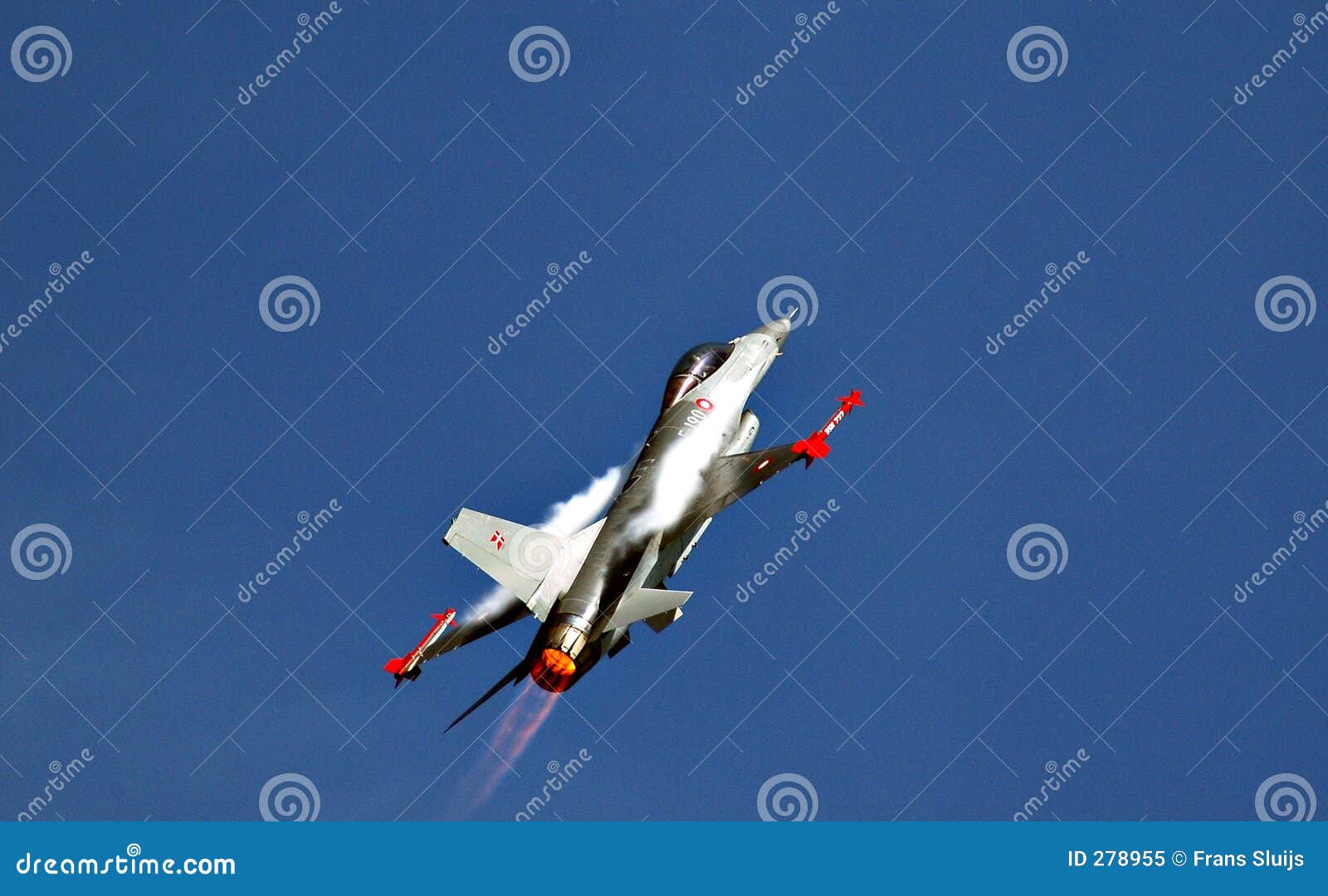 Flying F-16 stock image. Image of blue, fast, airpline - 278955