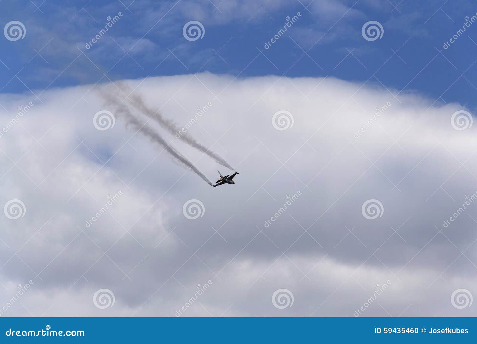 Flying Fighter General Dynamics F-16 Fighting Falcon Editorial Image ...