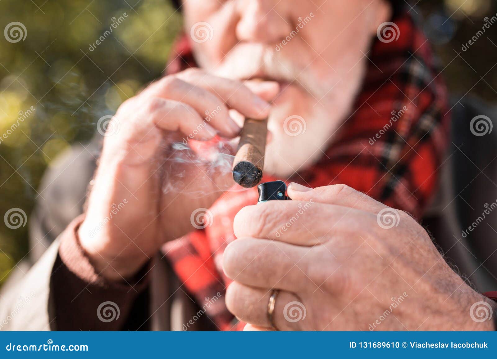 Foco Selectivo De Un Encendedor Que Es Funcionando Foto de archivo ...