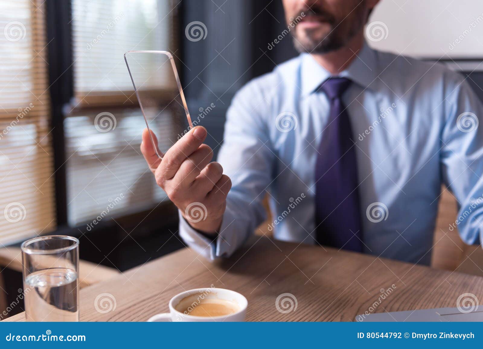 Foco Selectivo De Un Smartphone Que Es Funcionando Foto de archivo ...