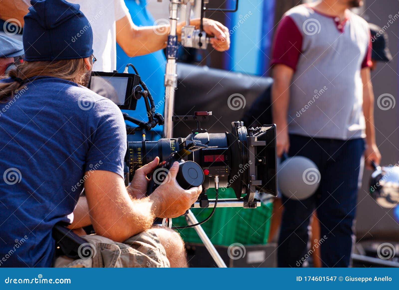 Focus Puller Hold the Wireless Follow Focus System Editorial ...
