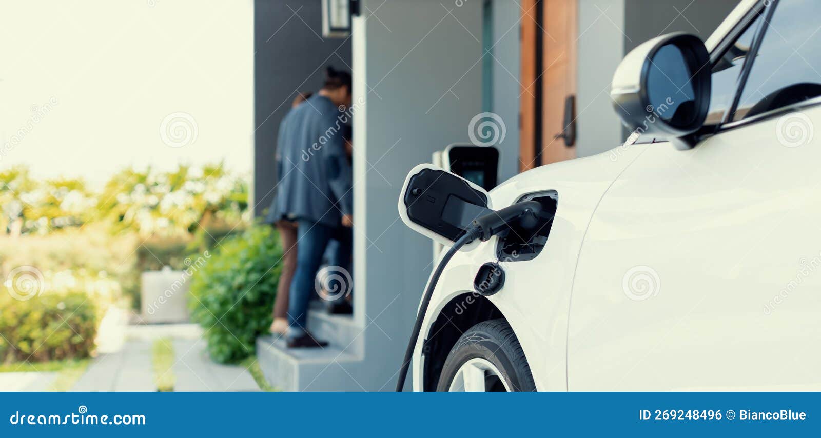 Focus Thuislaadstation Voor Ev Auto S Verblindende Familie Op