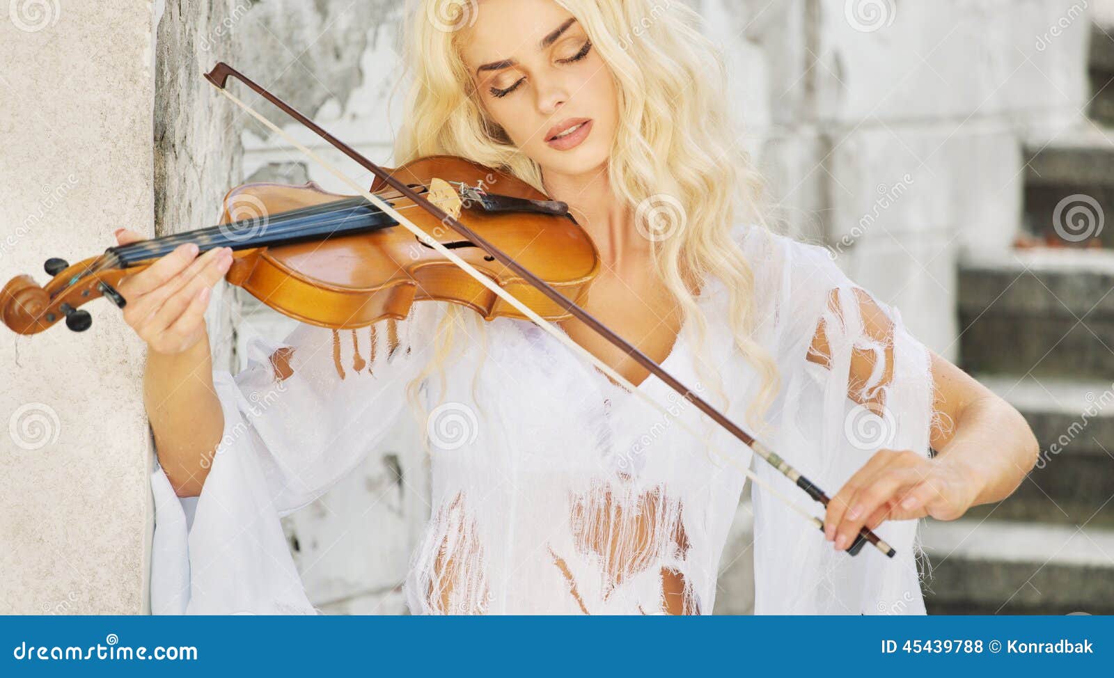 Focused Woman Playing the Violin Stock Photo - Image of fashion, artist ...