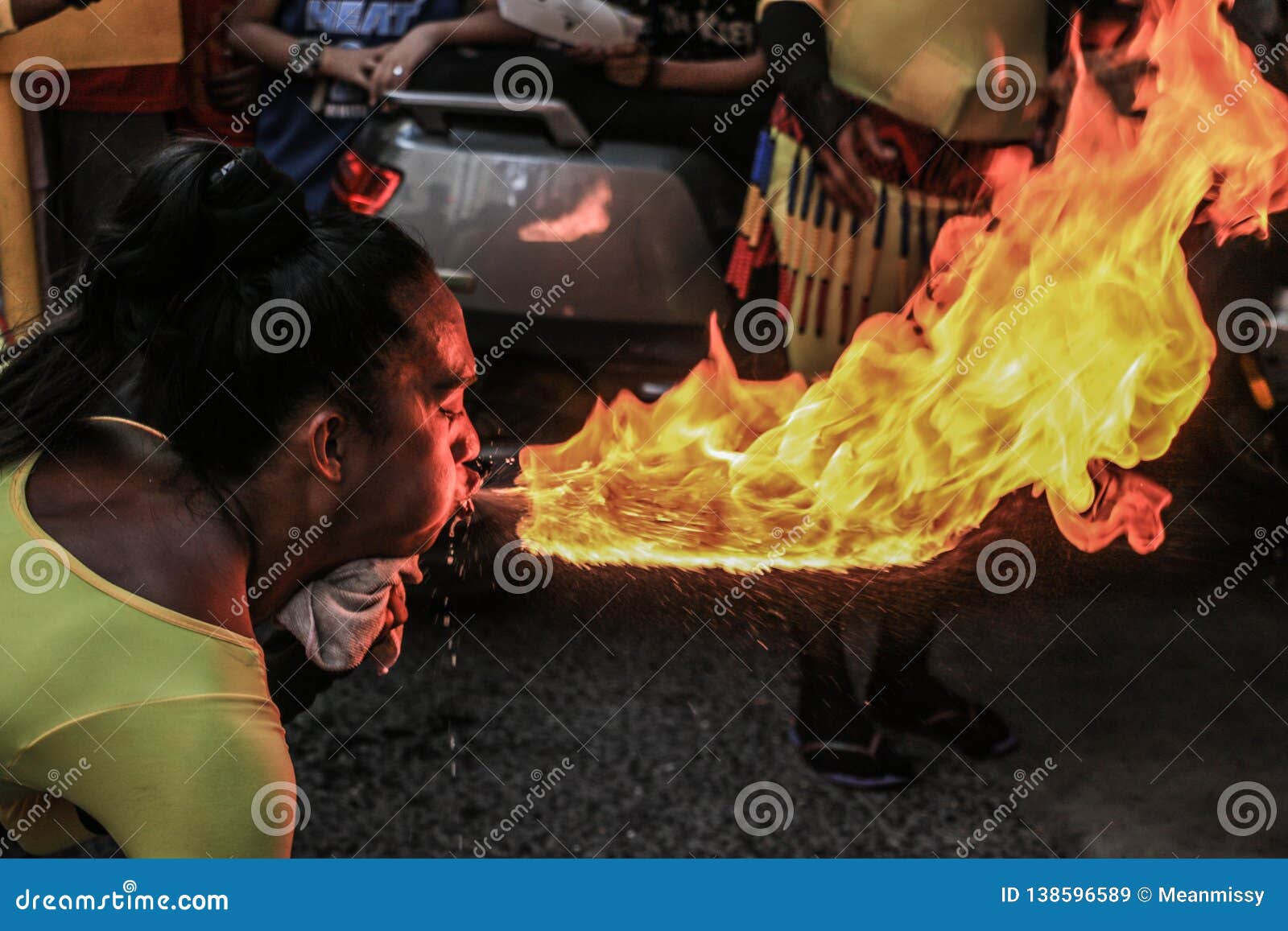 Fogo De Sopro Do Executor Da Rua Com Querosene Imagem de Stock ...