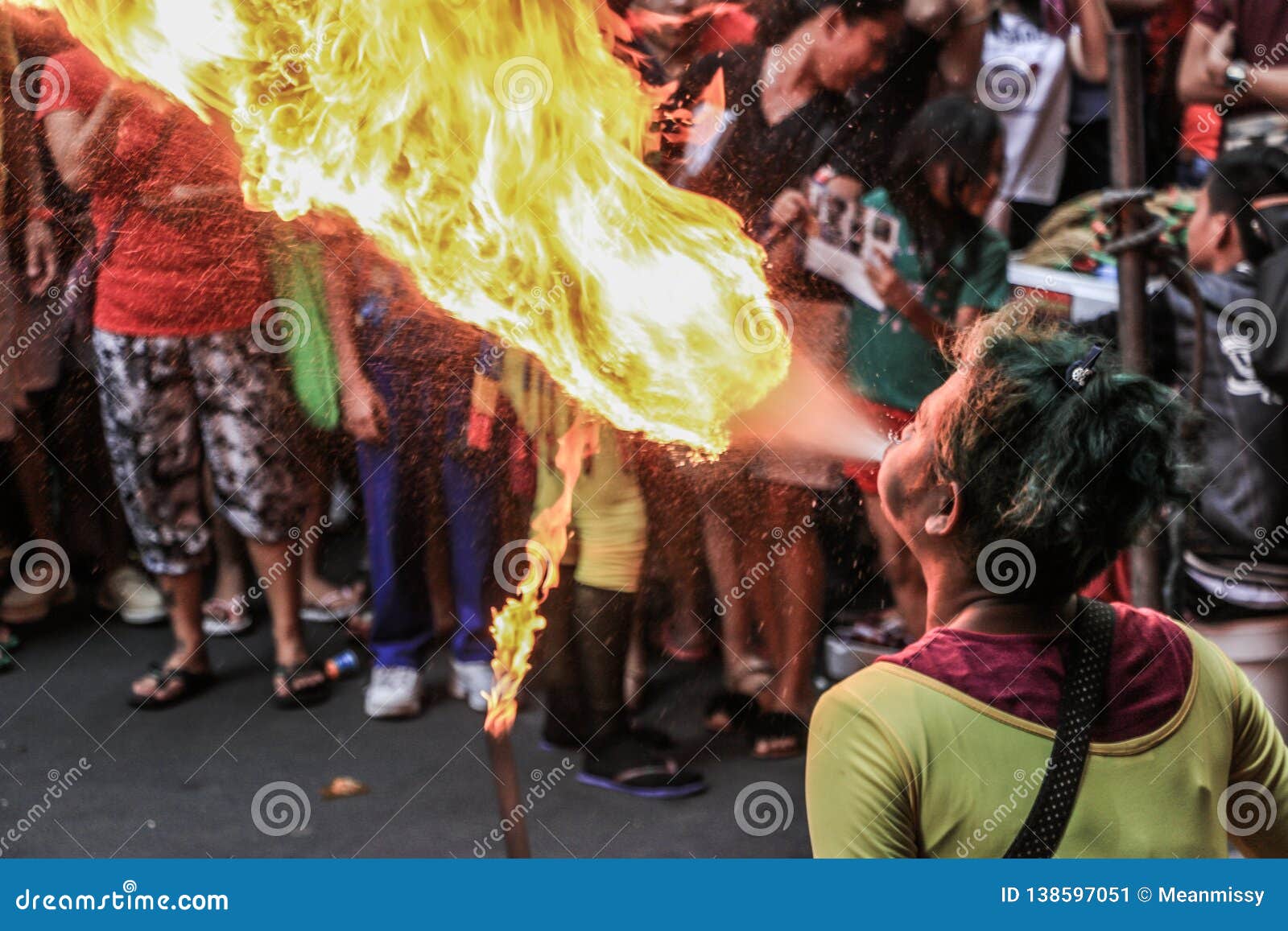 Fogo De Sopro Do Executor Da Rua Com Querosene Foto Editorial - Imagem ...
