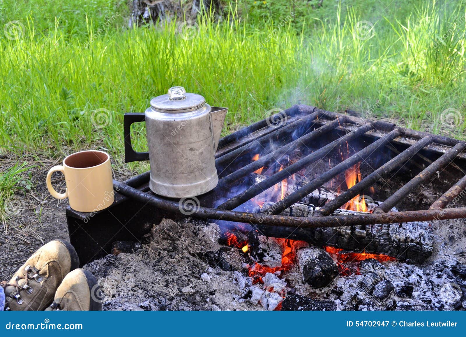 Fogo e café do acampamento imagem de stock. Imagem de grama - 54702947