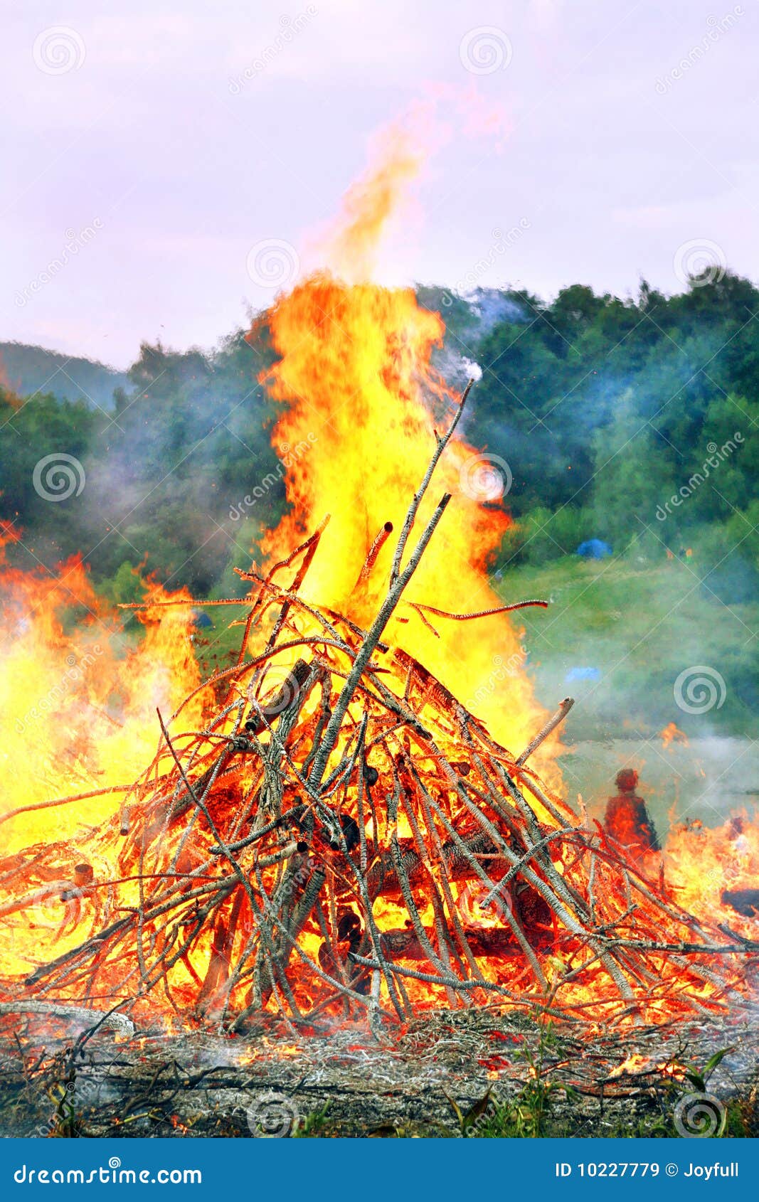 Fogueira imagem de stock. Imagem de colorido, vermelho - 10227779