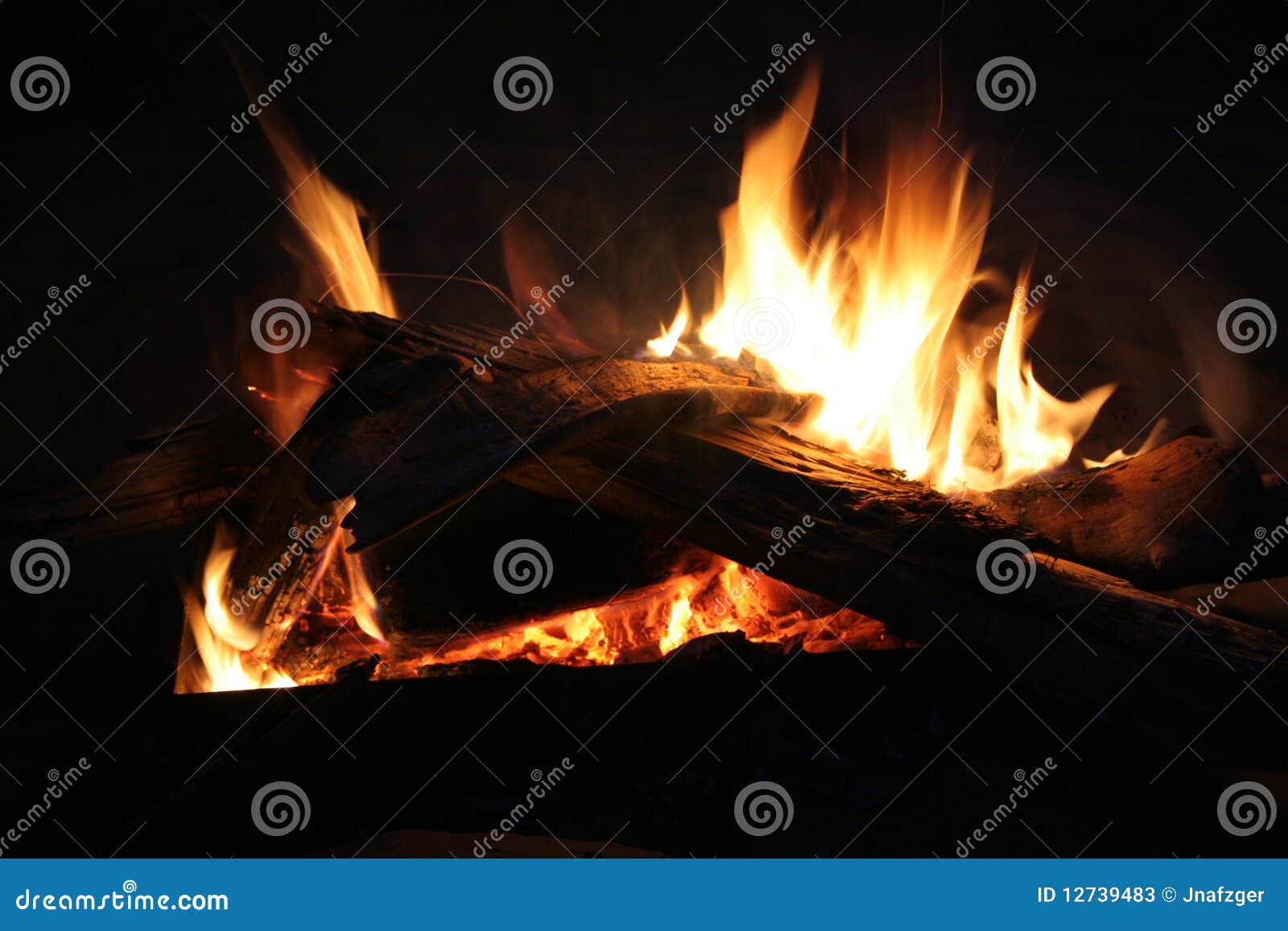 Fogueira imagem de stock. Imagem de queimadura, madeira - 12739483