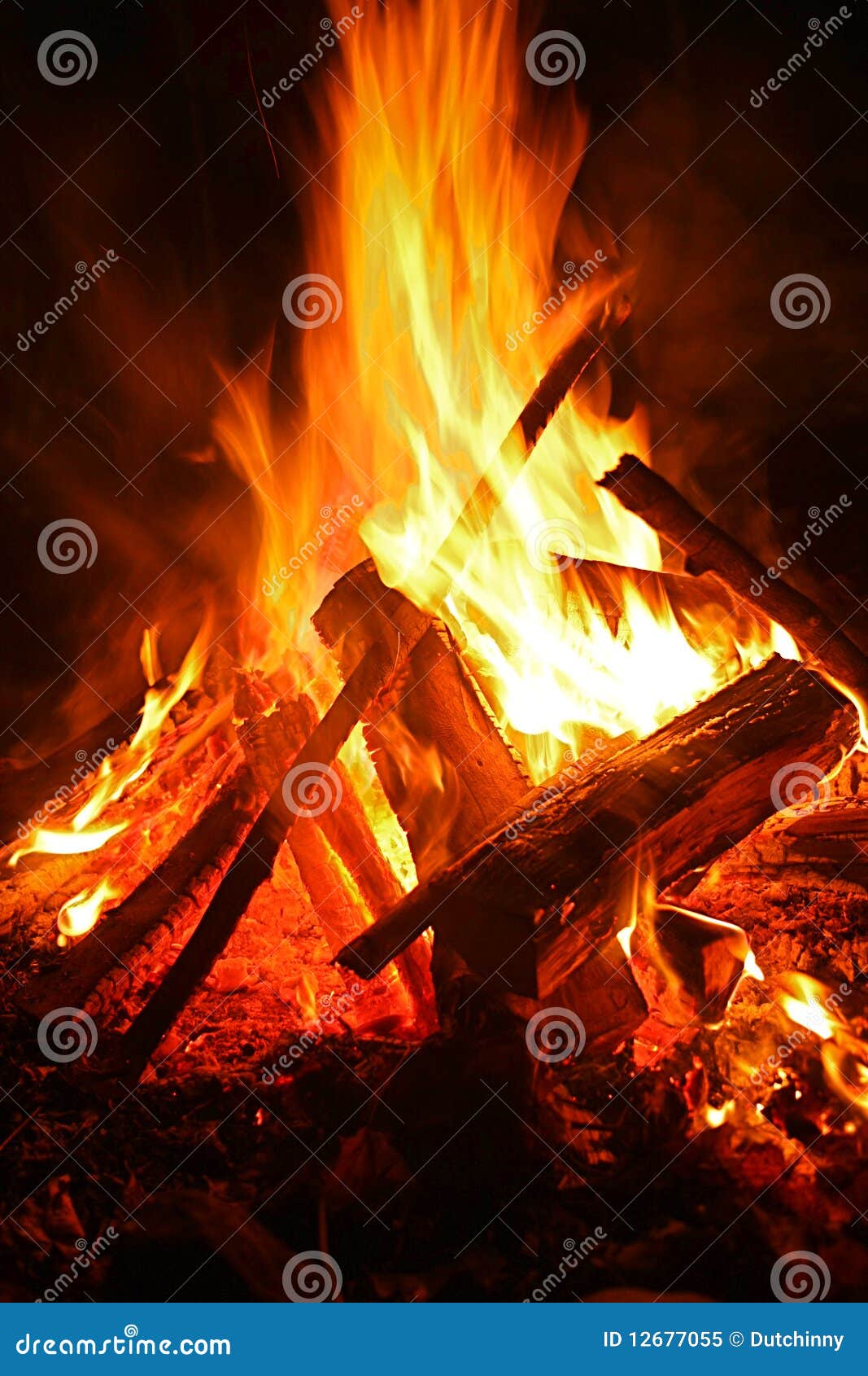 Fogueira bonita imagem de stock. Imagem de amarelo, acampamento - 12677055