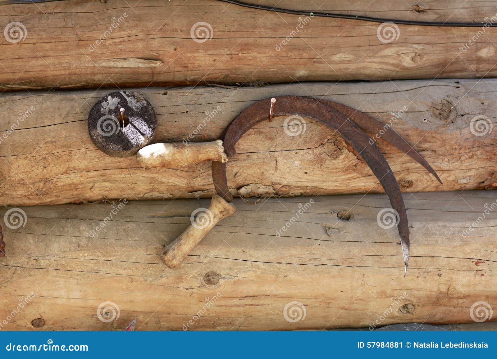Foice Em Um Fundo Dos Logs, Imagem de Stock - Imagem de rural, corte ...