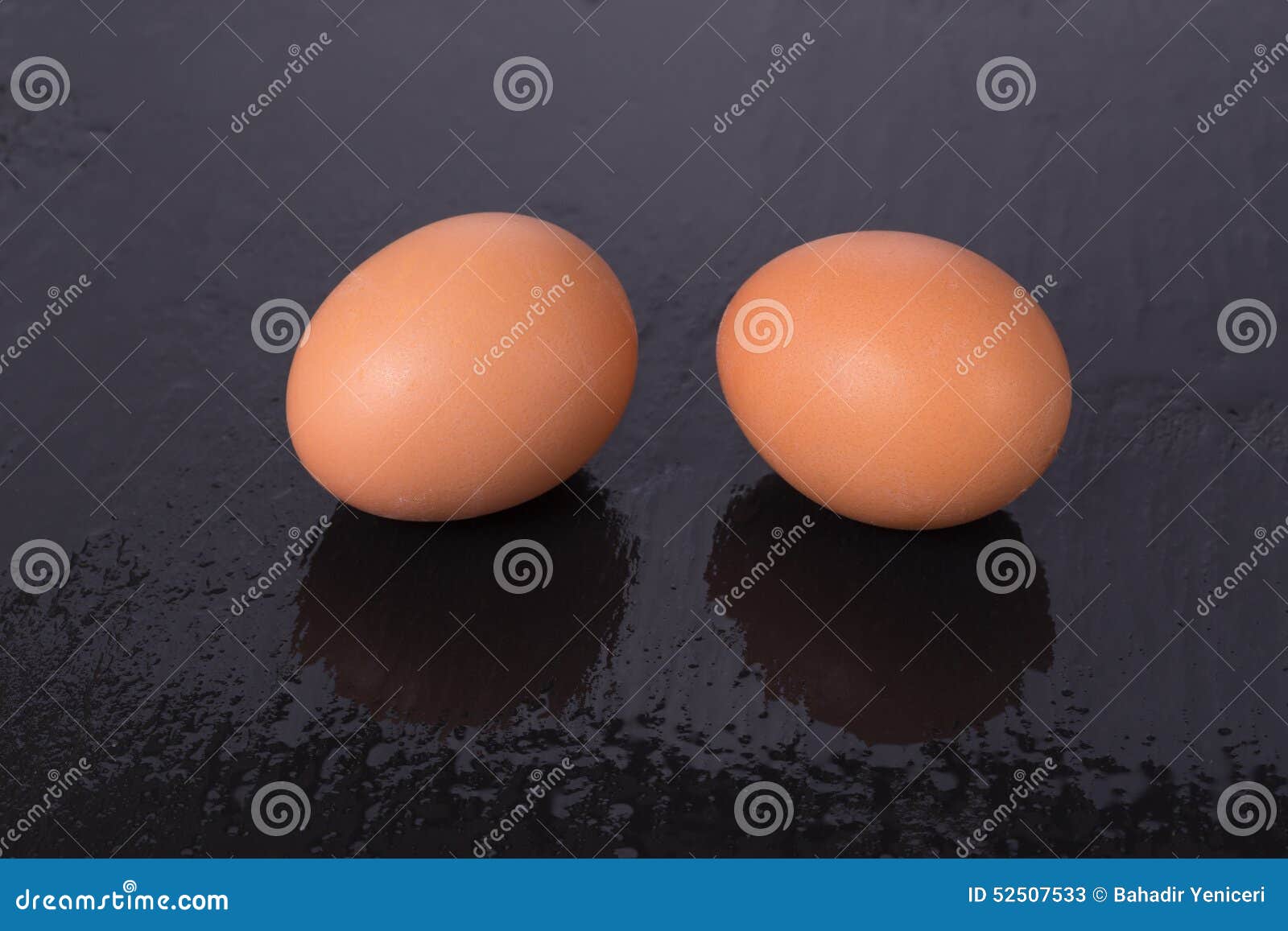 Fokus Auf Ersten Zwei Eiern Stockbild - Bild von nahaufnahme, schwarzes ...