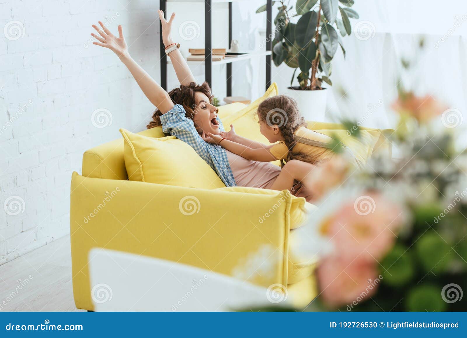 Fokus På Barnstickande Skrattretande Arkivfoto Bild Av Dotter