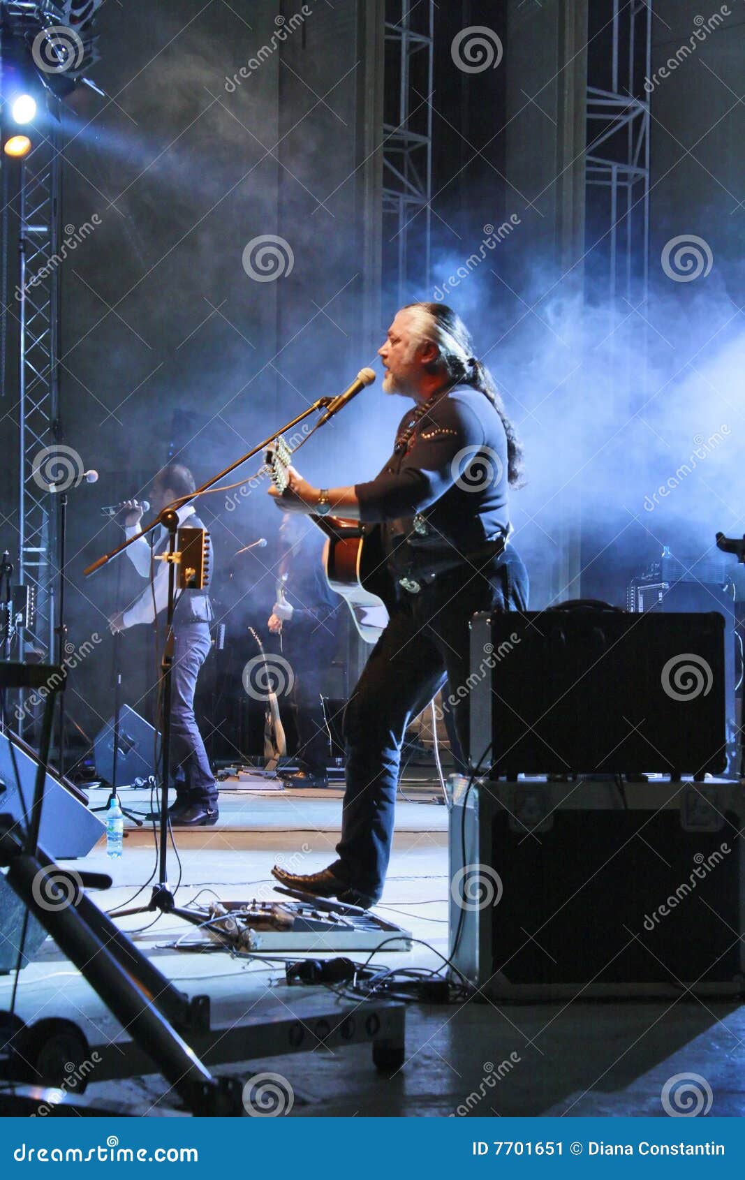 Folck-Felsen Konzert redaktionelles foto. Bild von nebel - 7701651