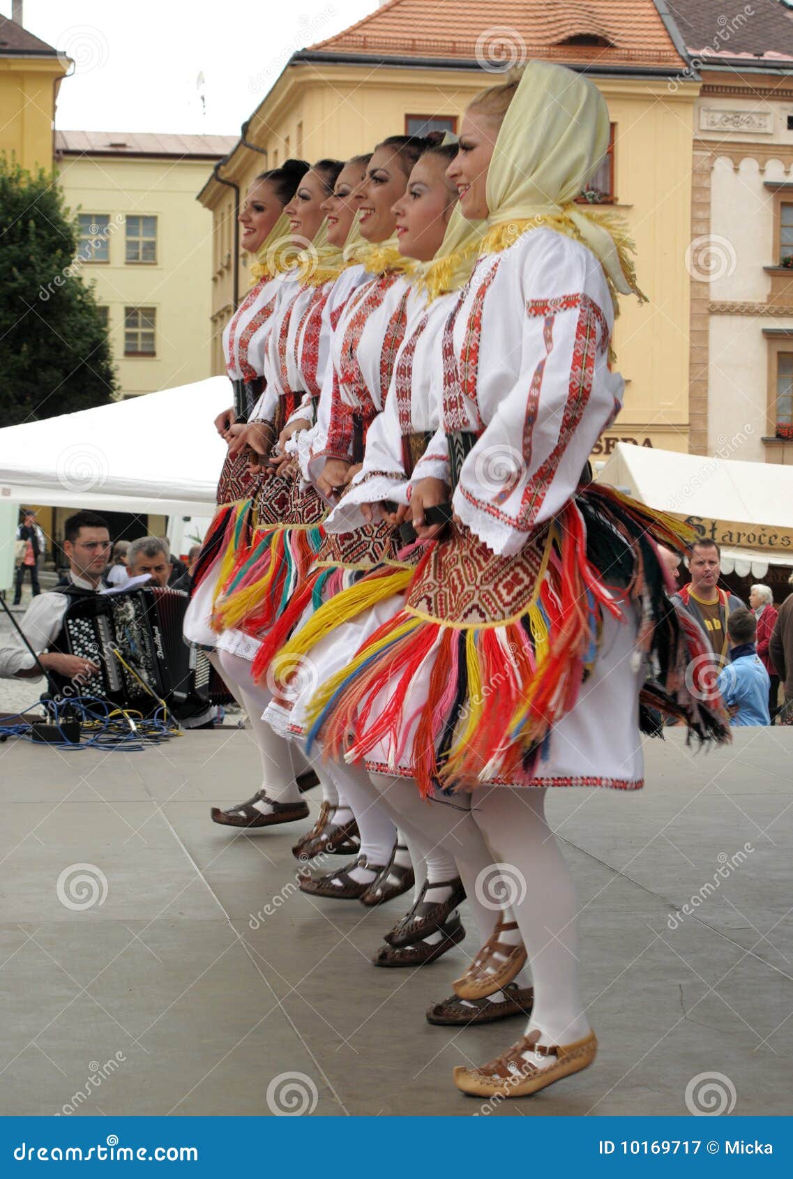 Folclore serbo fotografia editoriale. Immagine di sorriso - 10169717