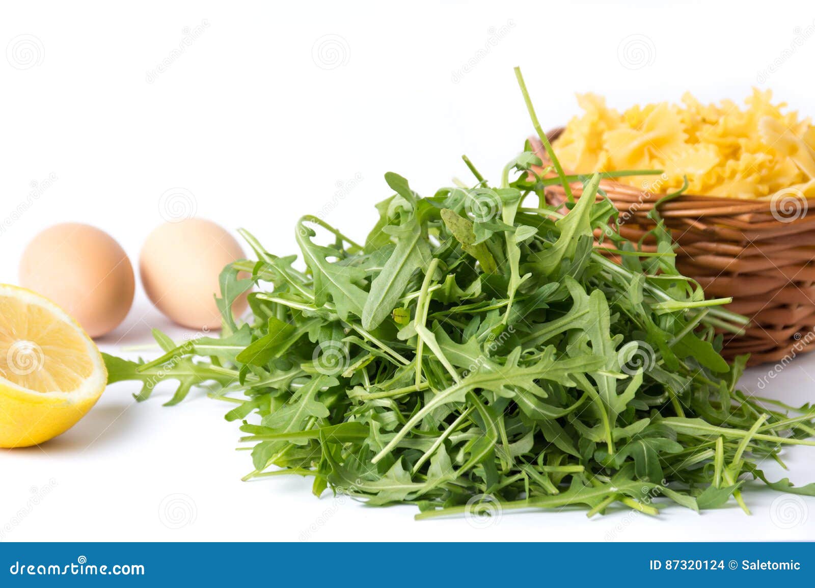 Folhas Do Verde Da Planta De Rucola E Ingredientes Da Massa Foto de ...