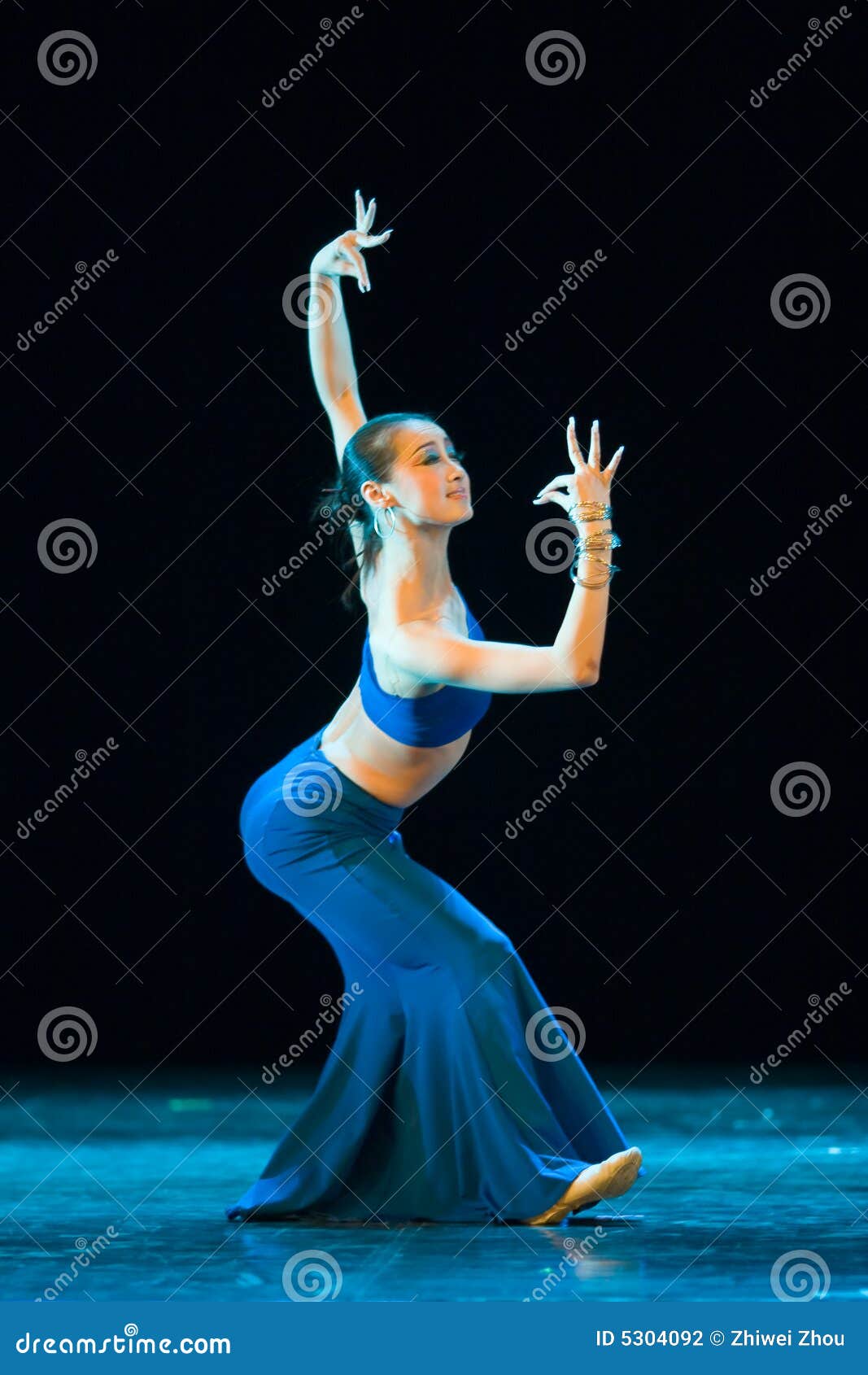 Folk dance of chinese editorial photography. Image of culture - 5304092