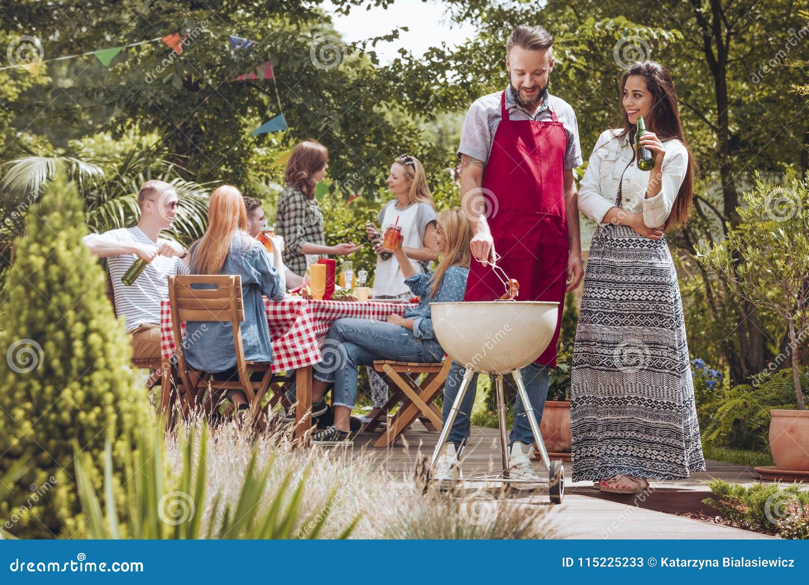 Folk Under Grillfest I Trädgård Fotografering för Bildbyråer - Bild av ...
