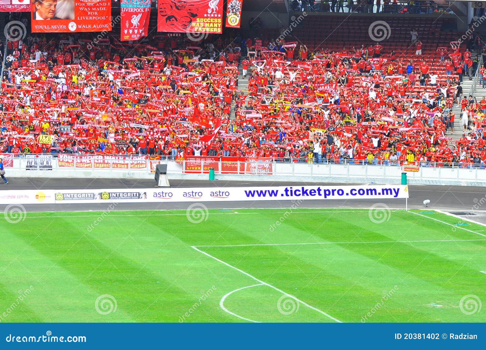 Folla allo stadio fotografia editoriale. Immagine di asia - 20381402