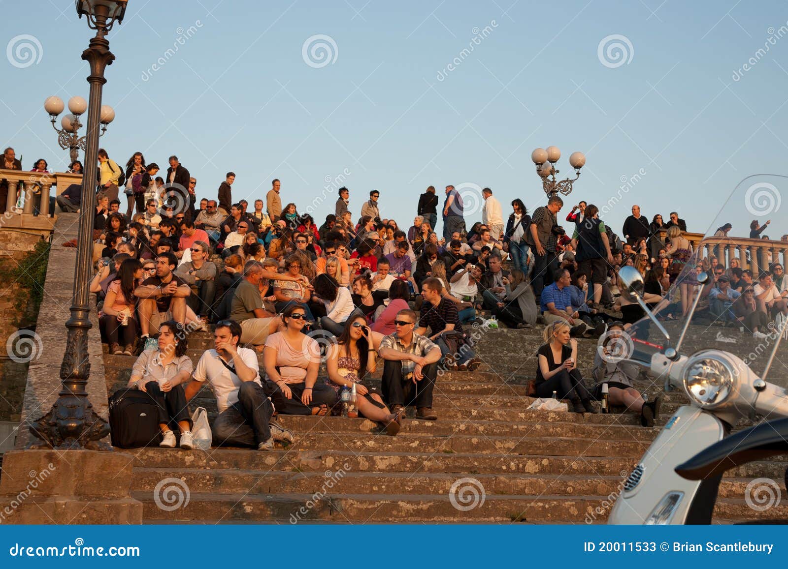 Folla Che Guarda Il Sole Di Regolazione. Fotografia Stock Editoriale ...