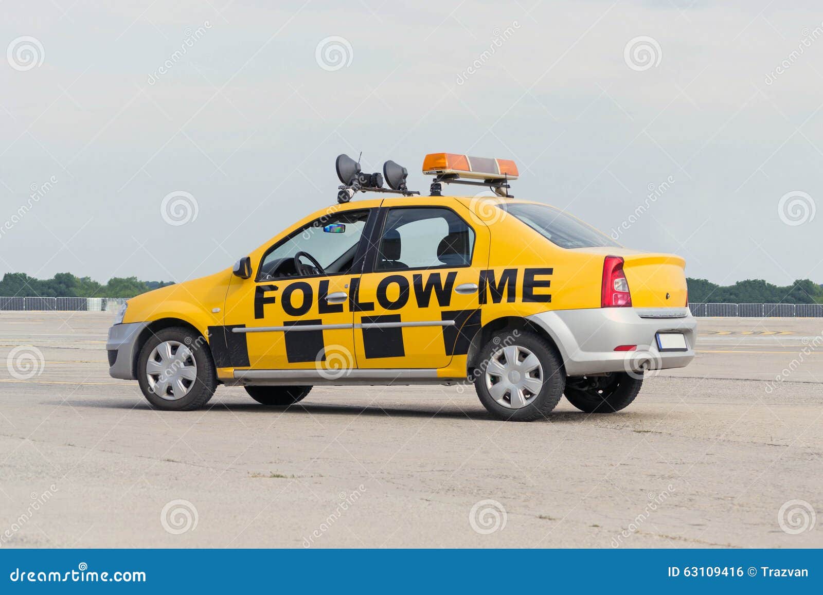Follow-meflughafenauto stockfoto. Bild von rumänien, land - 63109416