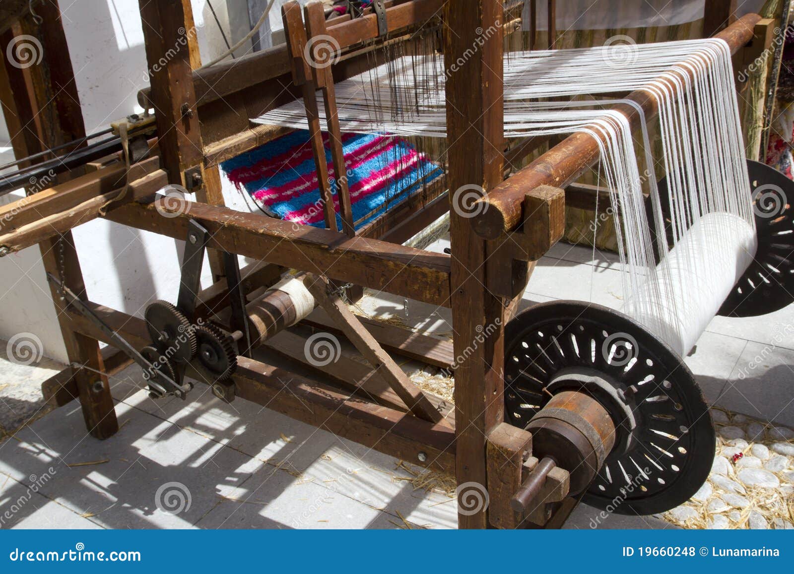 Fonctionnement Antique De Machine De Fileur De Cru Photo stock - Image ...
