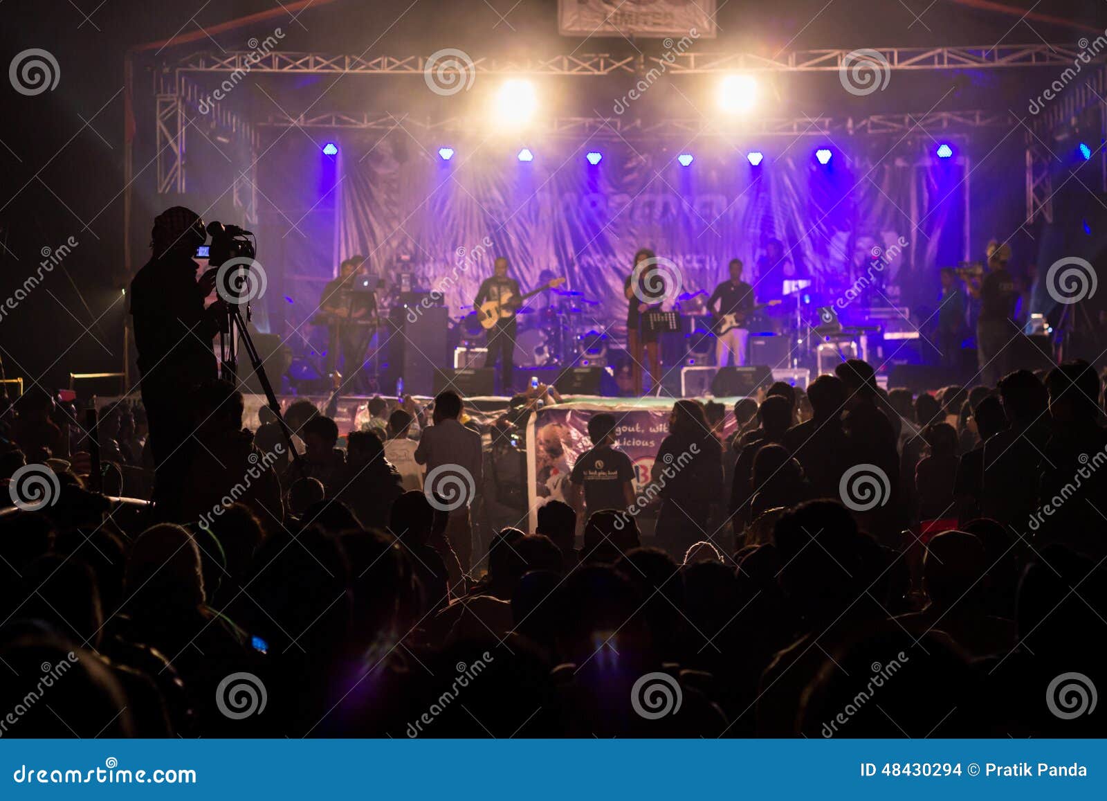 Fond de concert image stock éditorial. Image du silhouette - 48430294