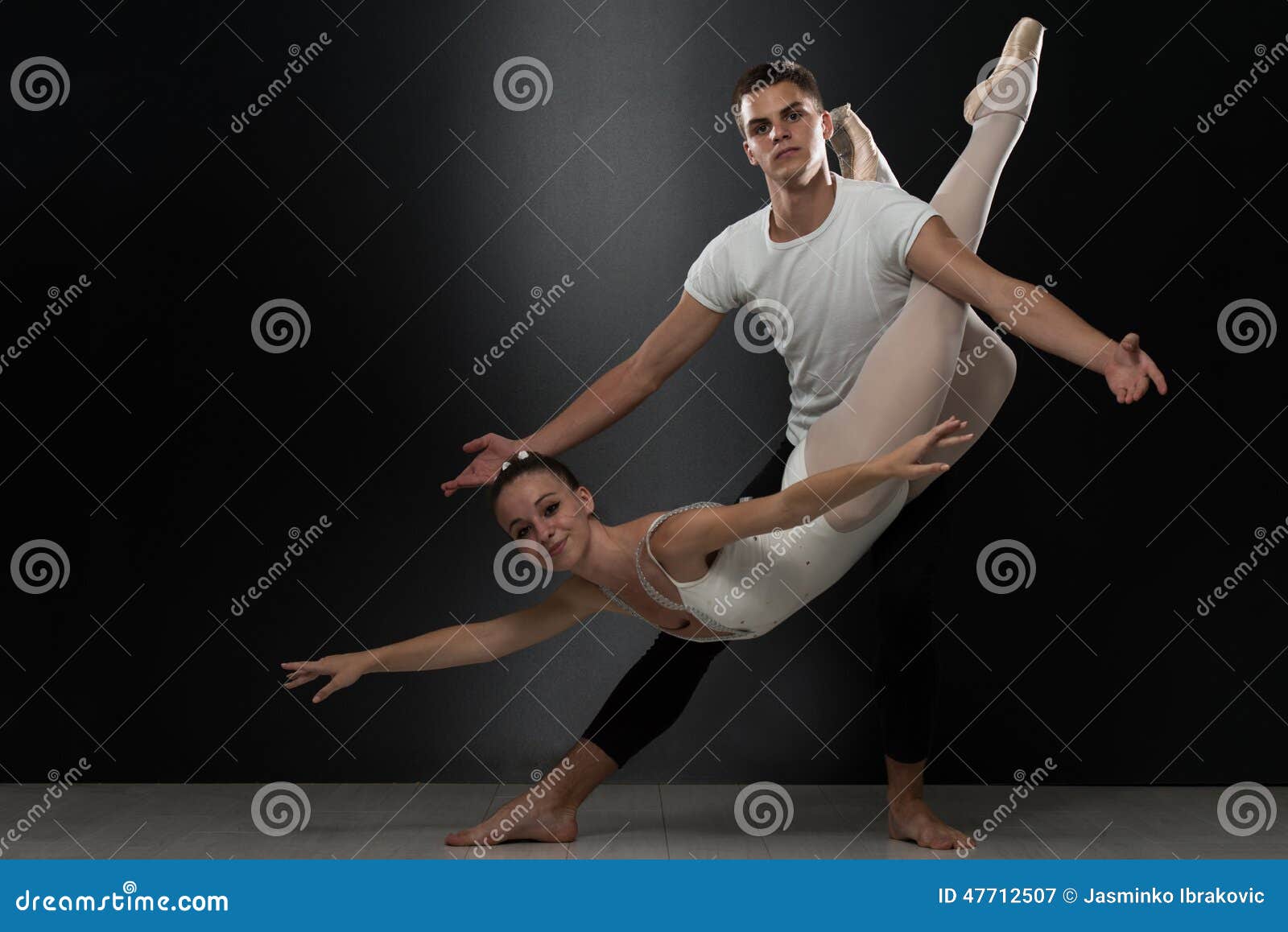 Fond De Dancing on Black De Danseur Classique De Ballerine De Couples ...