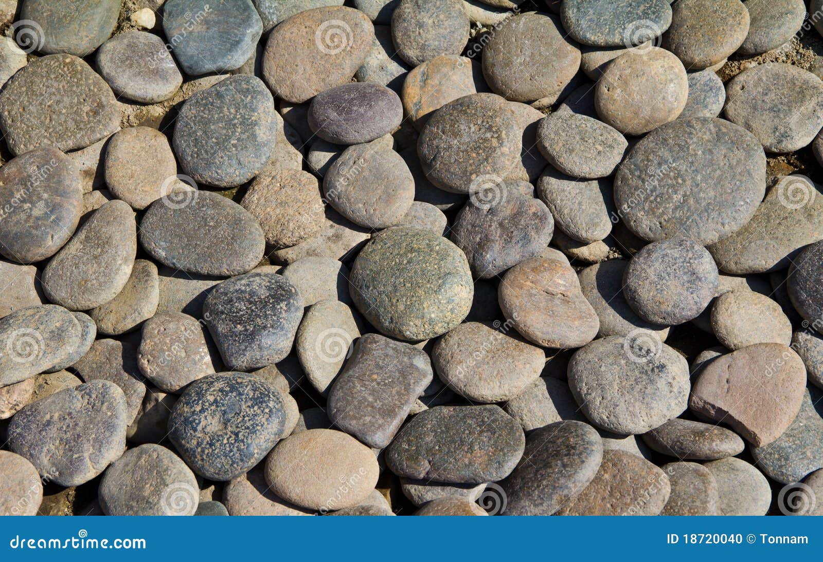 Fond en pierre de caillou photo stock. Image du jardin - 18720040