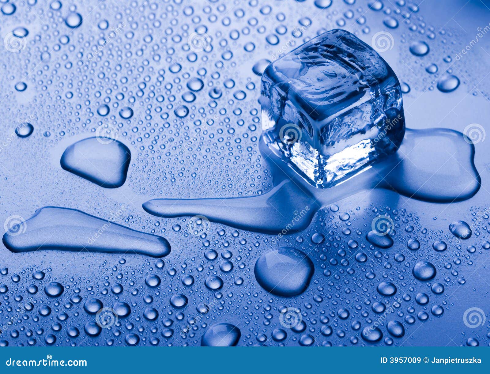 Fond froid image stock. Image du glace, objets, baisses - 3957009