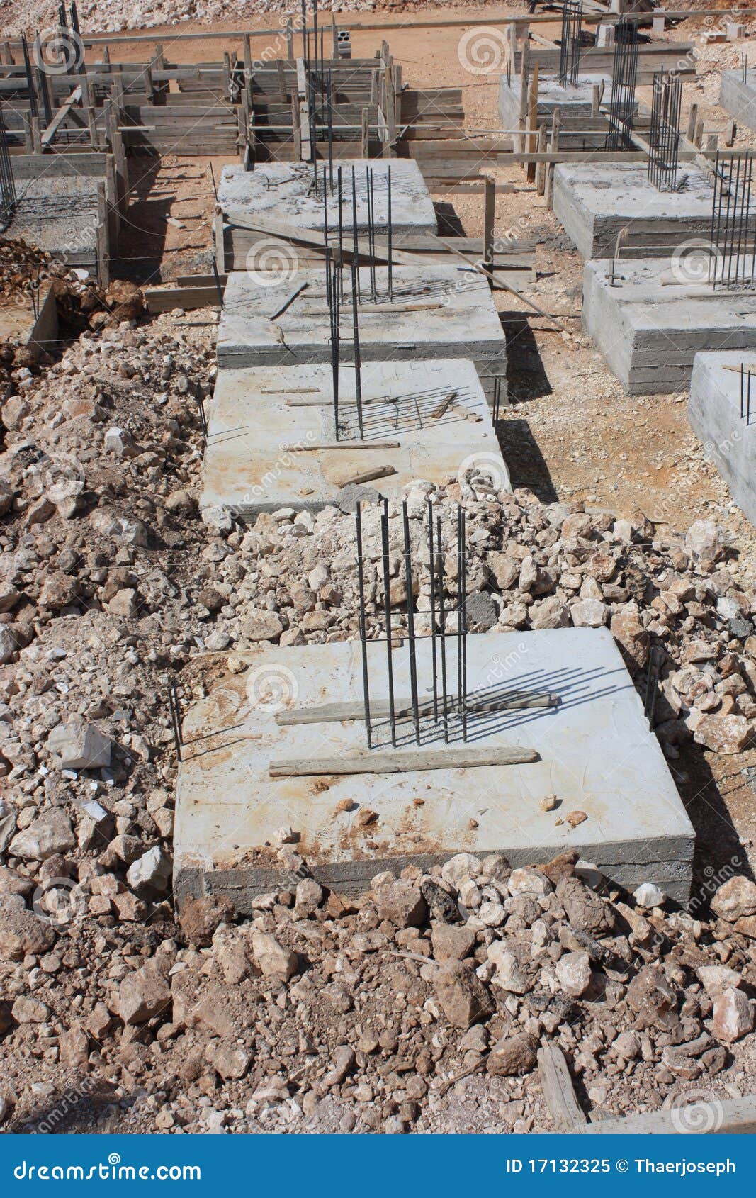 Fondamenti Del Calcestruzzo Di Rinforzo Immagine Stock - Immagine di ...