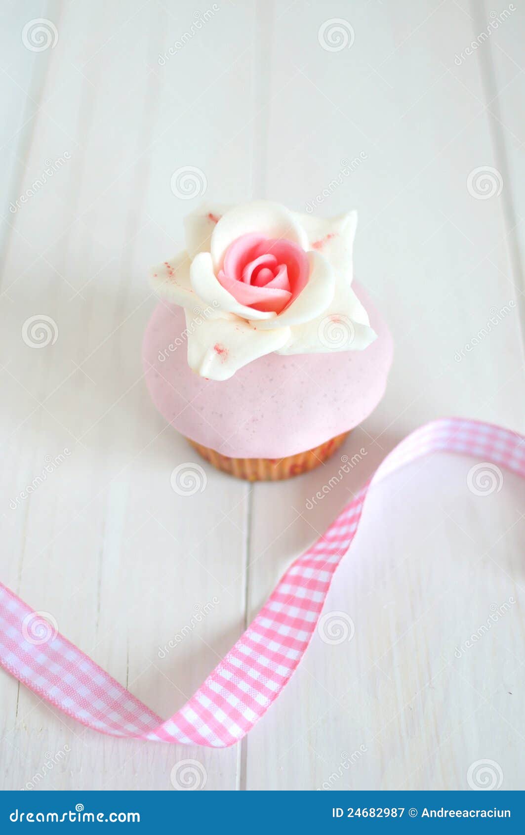 Fondant rose cupcake stock image. Image of cupcake, wood - 24682987