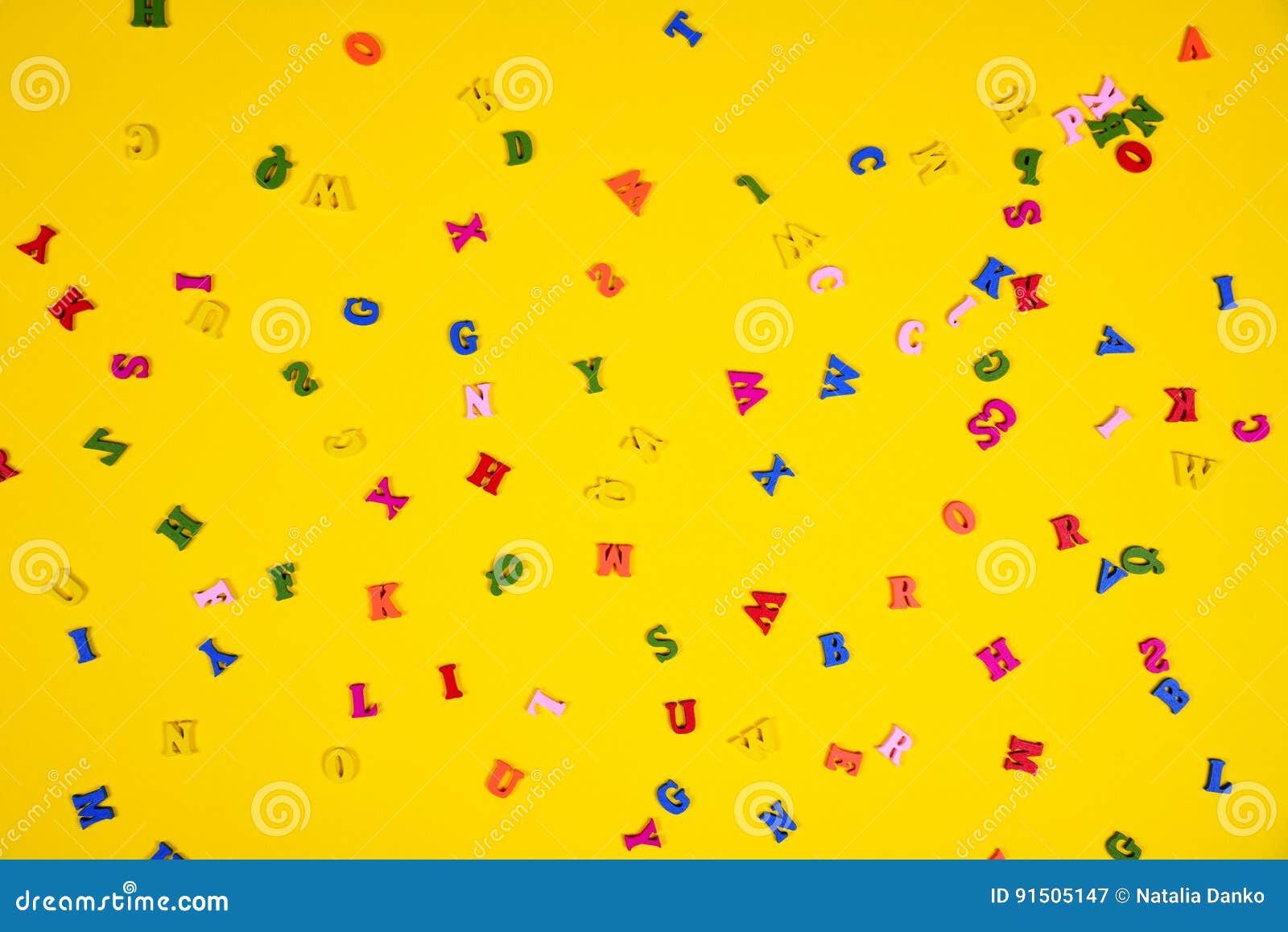 Fondo Amarillo Con Las Letras De Madera Multicoloras Imagen de archivo ...