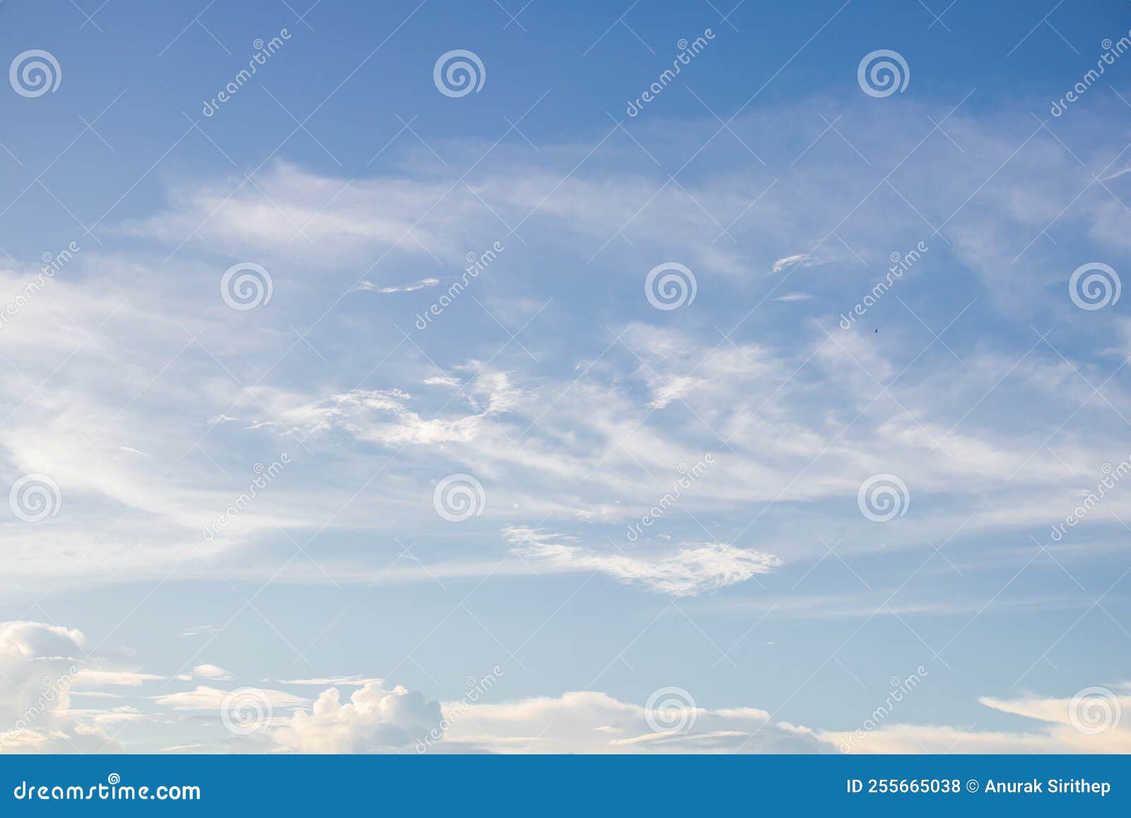 Fondo azul cielo claro foto de archivo. Imagen de celaje - 255665038