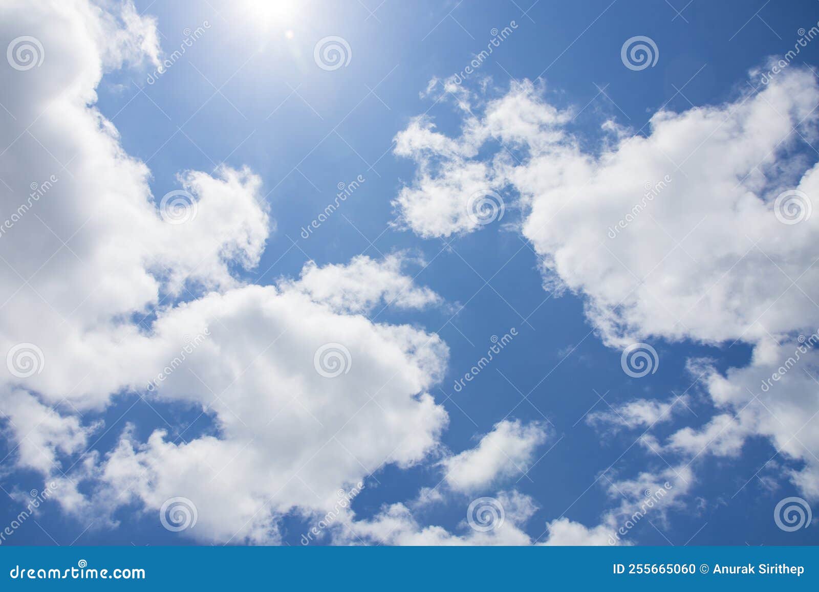 Fondo azul cielo claro foto de archivo. Imagen de nubes - 255665060