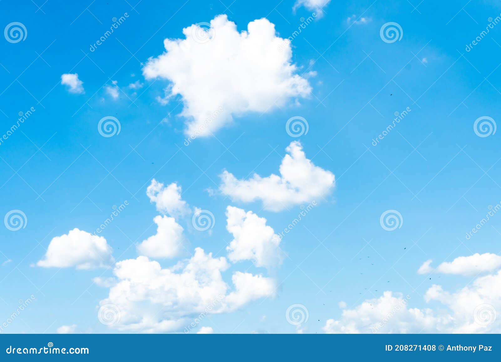 Fondo azul cielo con nubes foto de archivo. Imagen de hermoso - 208271408
