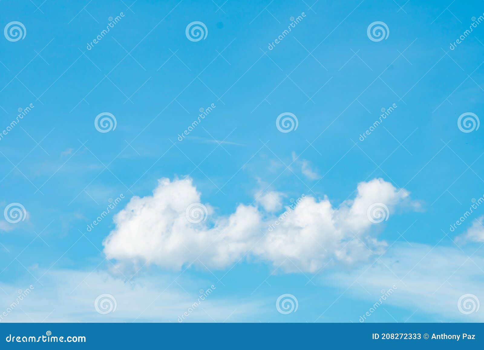 Fondo azul cielo con nubes imagen de archivo. Imagen de espacio - 208272333