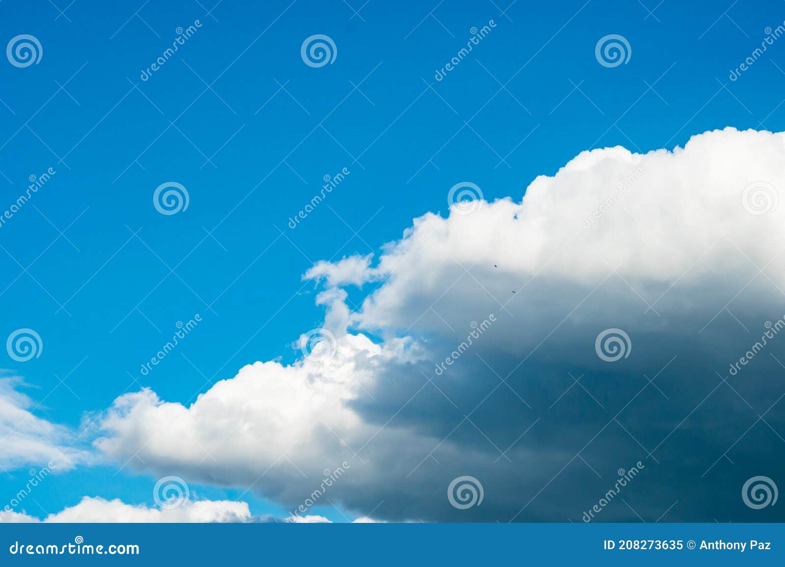 Fondo azul cielo con nubes imagen de archivo. Imagen de paisaje - 208273635