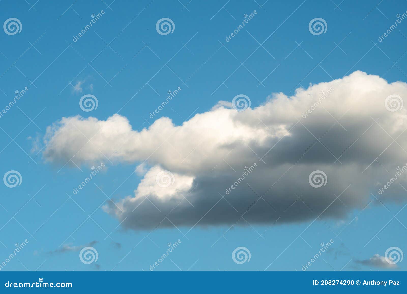 Fondo azul cielo con nubes foto de archivo. Imagen de nube - 208274290