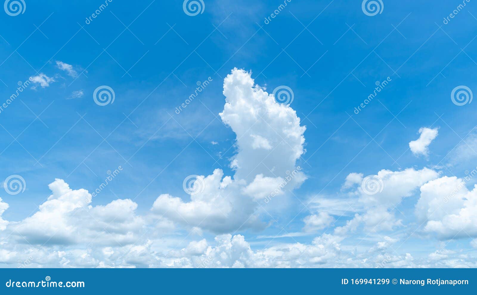 Fondo Azul Claro Del Cielo, Nubes Con Fondo Imagen de archivo - Imagen ...