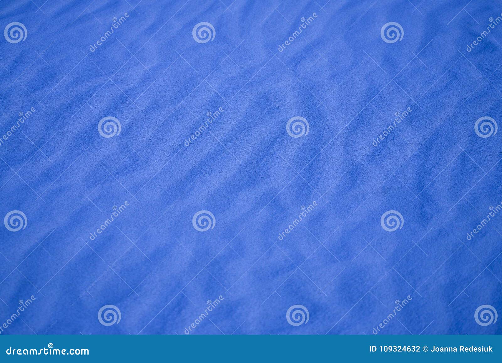 Fondo Azul Con La Arena En La Forma De Ondas De Arena Foto de archivo ...