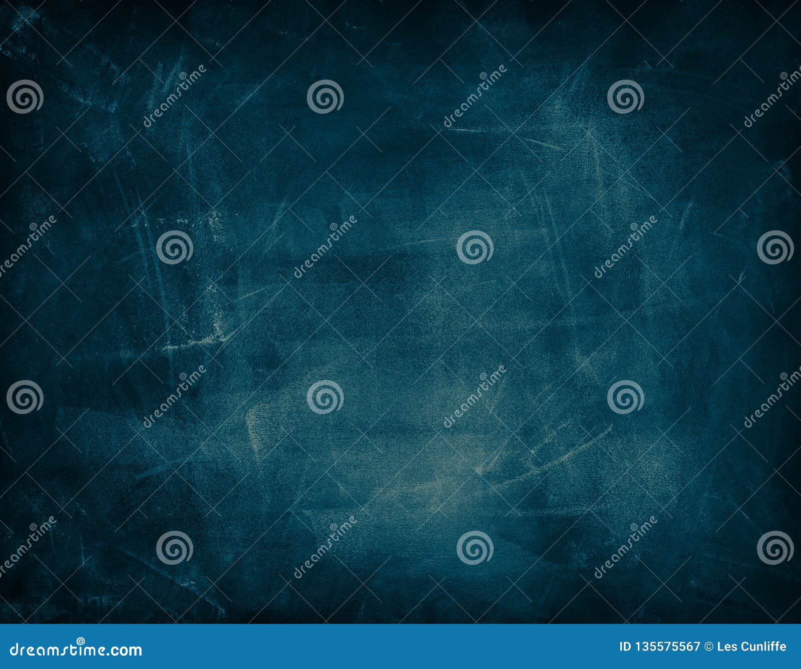 Fondo azul de la pizarra imagen de archivo. Imagen de primer - 135575567